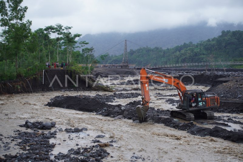 Perbaikan jalur aliran lahar hujan Gunung Semeru | ANTARA Foto Perbaikan jalur aliran lahar hujan Gunung Semeru | ANTARA Foto