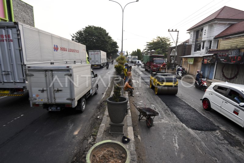 PERBAIKAN JALUR PANTURA | ANTARA Foto