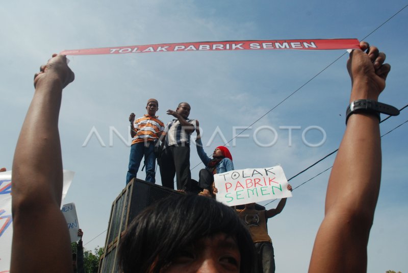 DEMO TOLAK PABRIK SEMEN | ANTARA Foto DEMO TOLAK PABRIK SEMEN | ANTARA Foto