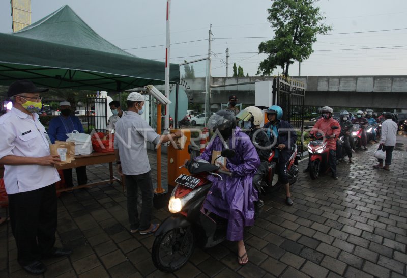 PEMBAGIAN TAKJIL RAMADHAN | ANTARA Foto