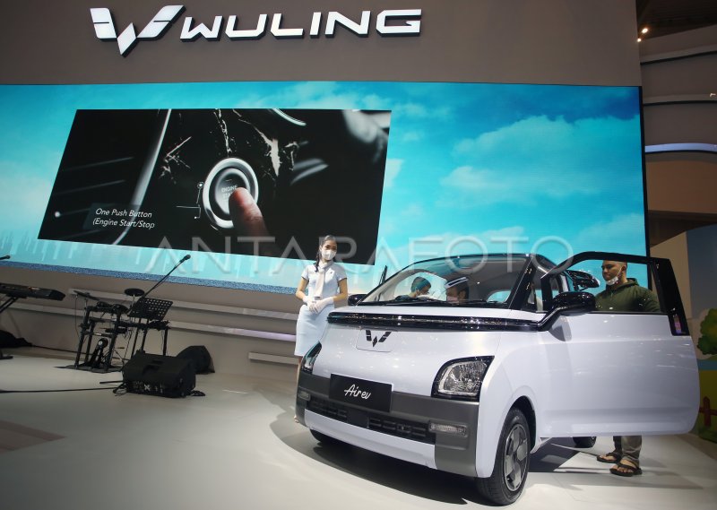 MOBIL LISTRIK PERTAMA WULING DENGAN DESAIN FUTURE - TECH | ANTARA Foto