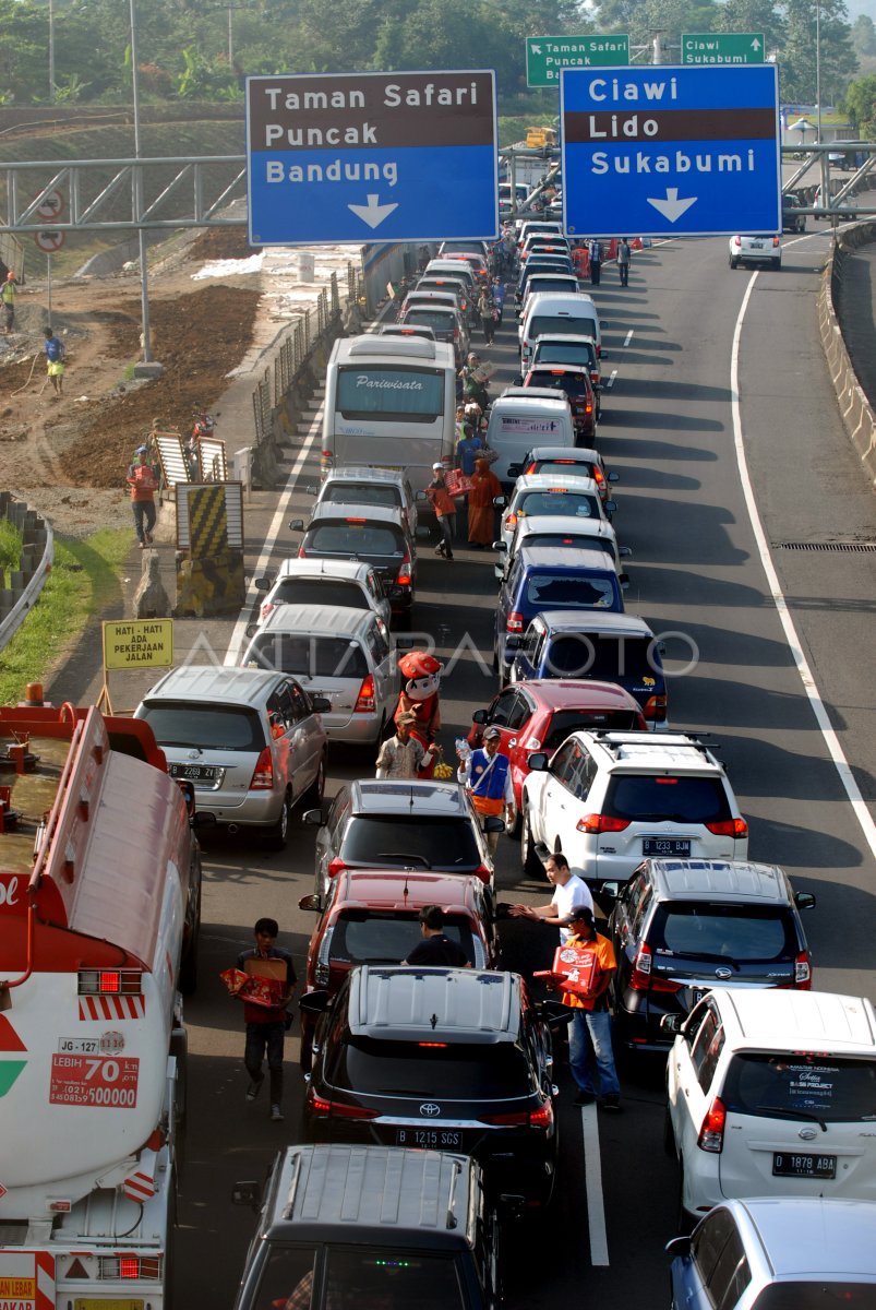 KEMACETAN JALUR PUNCAK | ANTARA Foto