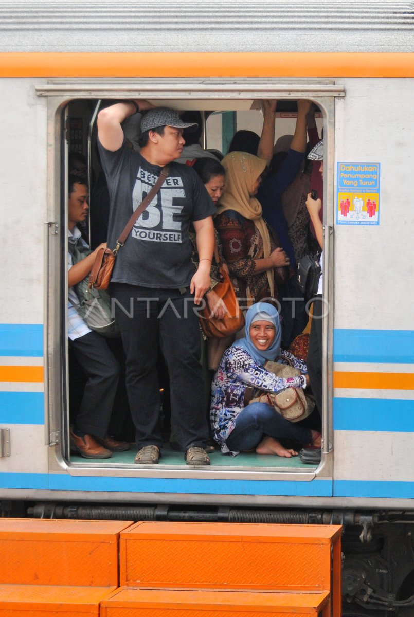 PENAMBAHAN GERBONG KERETA | ANTARA Foto