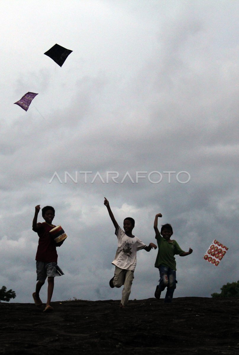 BERMAIN LAYANG-LAYANG | ANTARA Foto