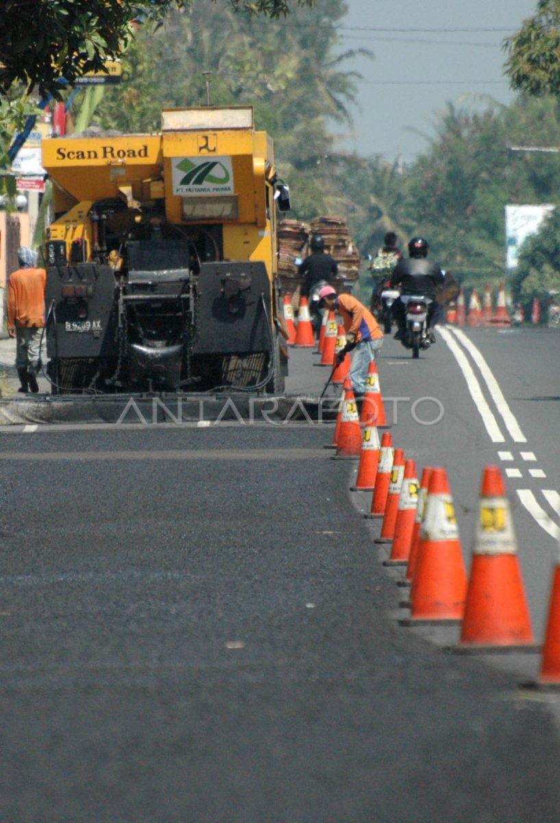 PERBAIKAN JALAN RAYA | ANTARA Foto