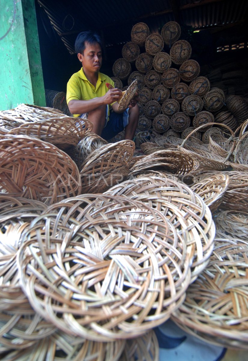 KERAJINAN PIRING ROGO REGE | ANTARA Foto