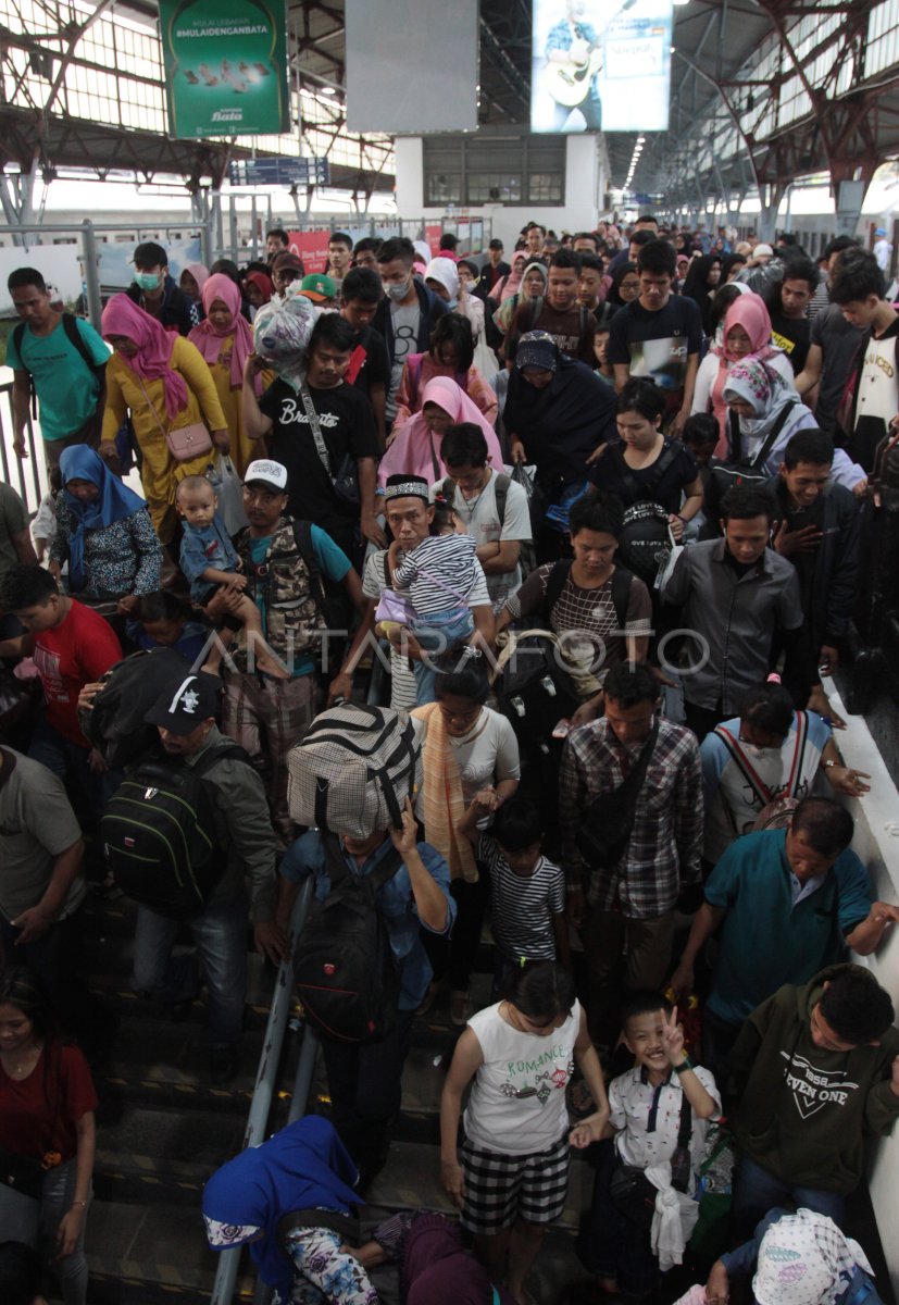 ARUS BALIK LEBARAN STASIUN SENEN | ANTARA Foto