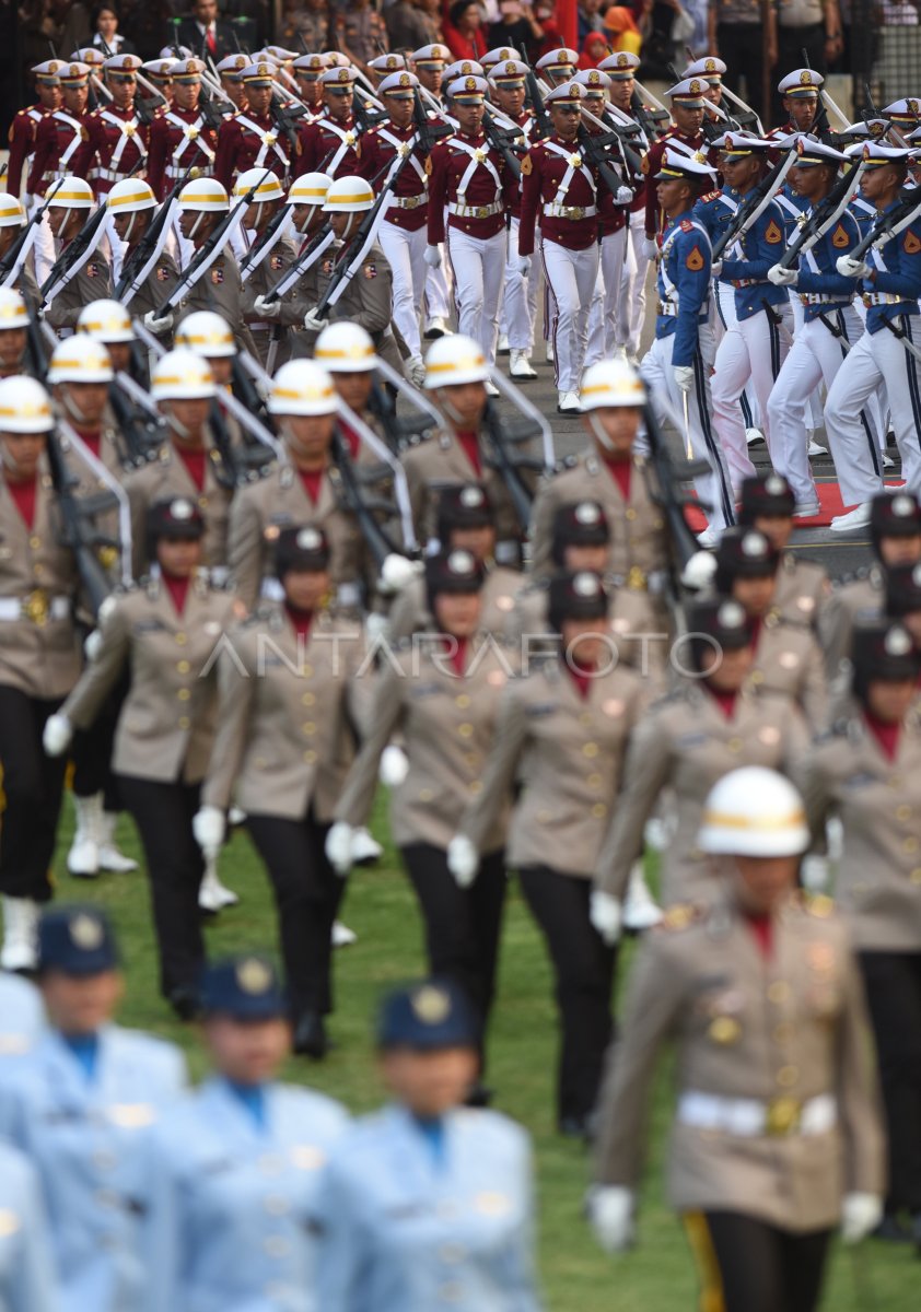 UPACARA PENURUNAN BENDERA MERAH PUTIH DI ISTANA MERDEKA | ANTARA Foto