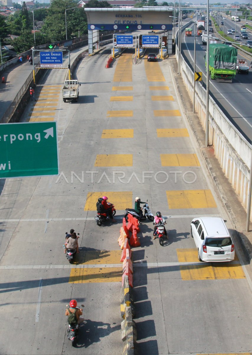 PENGENDARA MOTOR MELAWAN ARUS | ANTARA Foto