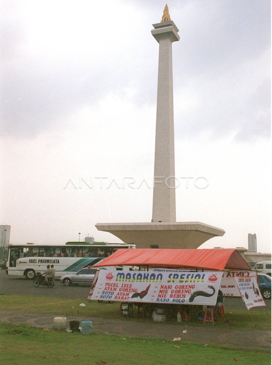 LAPANGAN MONAS DIPENUHI PEDAGANG KAKI LIMA | ANTARA Foto LAPANGAN MONAS DIPENUHI PEDAGANG KAKI LIMA | ANTARA Foto