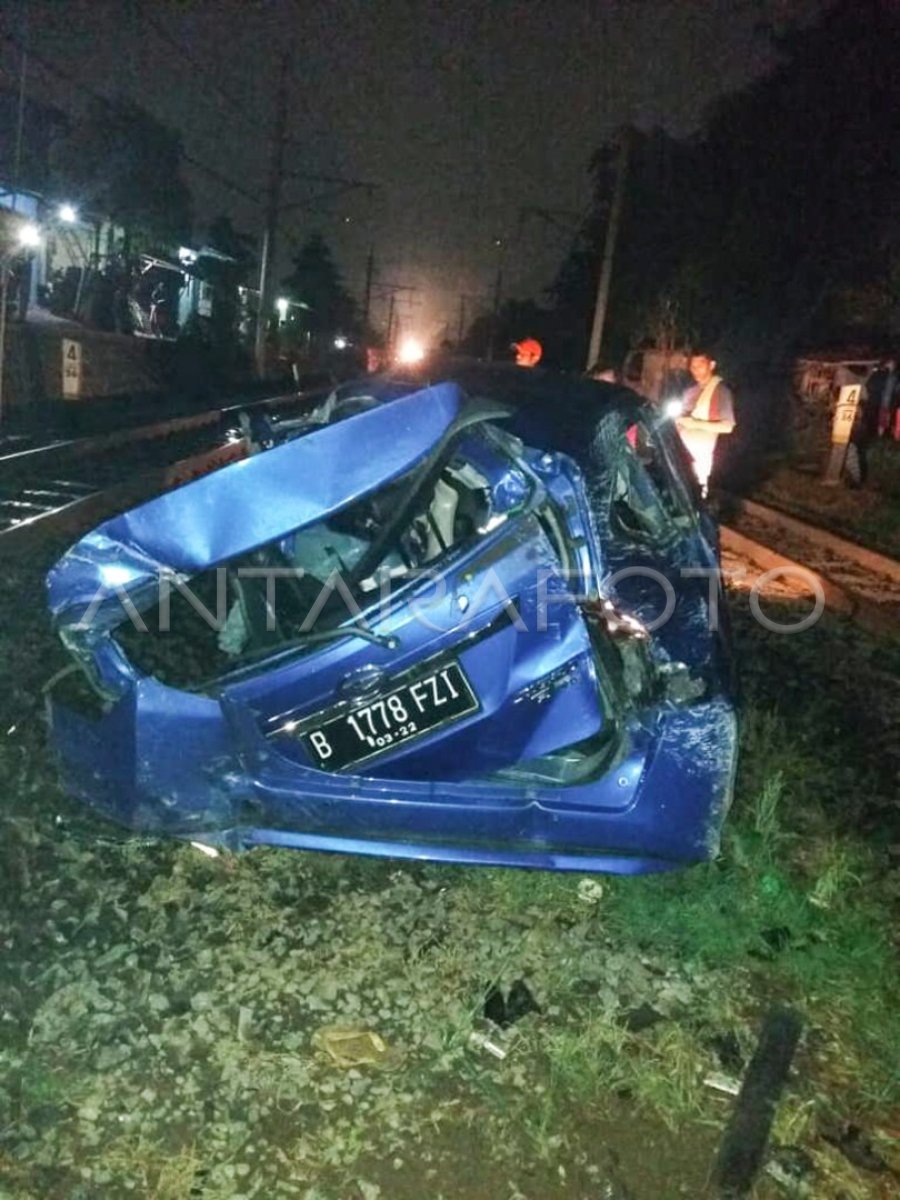 KECELAKAAN DI PERLINTASAN KERETA API CIBITUNG | ANTARA Foto